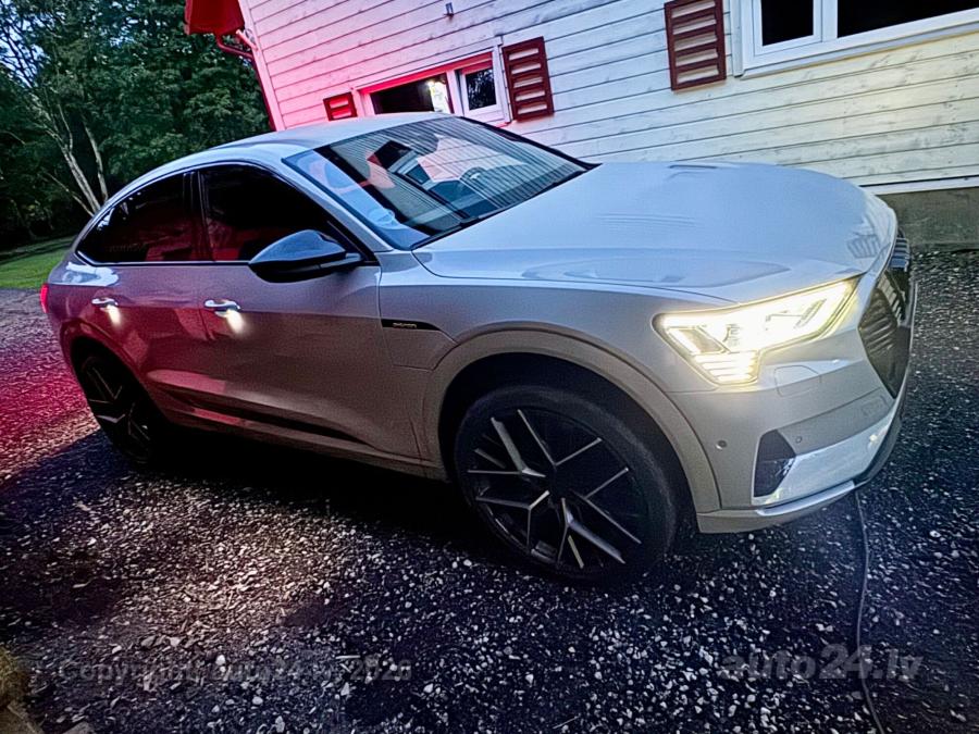 Beige Audi E-Tron 2022 in Tallinn, with an engine capacity of 0.00 L and mileage of 158 thousand km for 43900 €, photo 4 on AUTOMOTO.COM.LV
