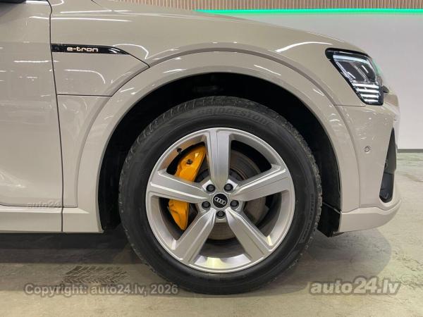 Smilšu krāsa Audi E-Tron 2022 Tallina, ar dzinēja tilpumu 0.00 L un nobraukumu 61 tūkst. km par 35000 €, foto 6 vietnē AUTOMOTO.COM.LV