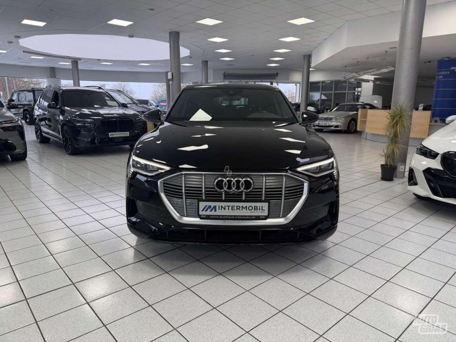 Black Audi E-Tron 2019 in Kaunas, with an engine capacity of 0.00 L and mileage of 67 thousand km for 31660 €, photo 2 on AUTOMOTO.COM.LV