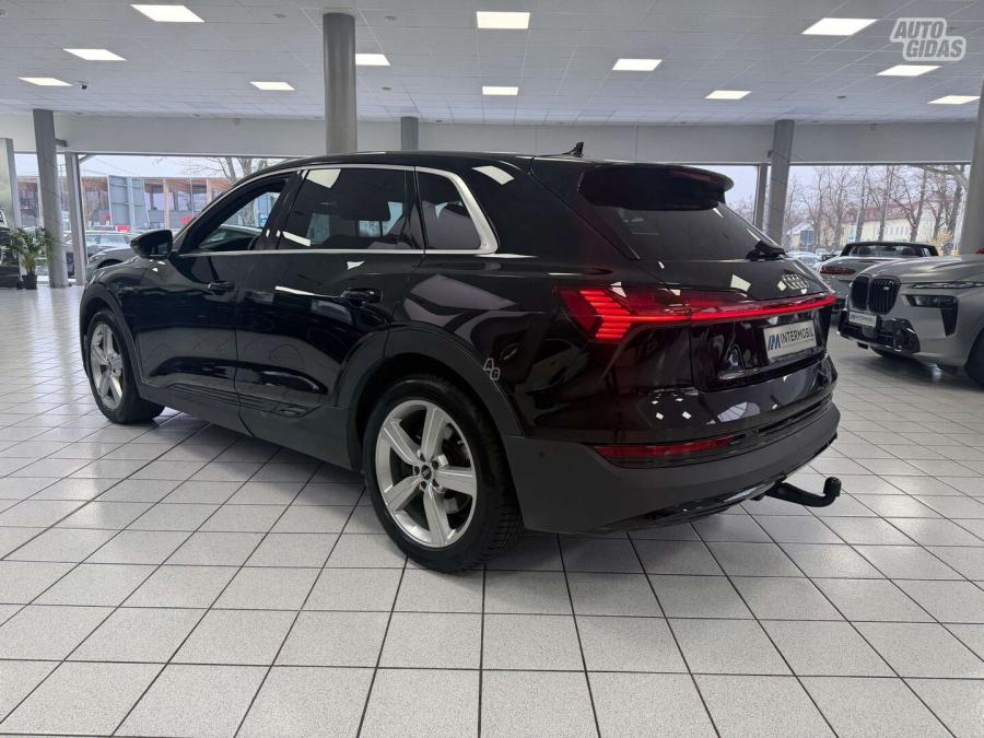 Black Audi E-Tron 2019 in Kaunas, with an engine capacity of 0.00 L and mileage of 67 thousand km for 31660 €, photo 4 on AUTOMOTO.COM.LV