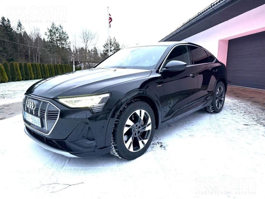 Black Audi E-Tron 2022 in Riga, with an engine capacity of 0.00 L and mileage of 37 thousand km for 33990 €, photo 4 on AUTOMOTO.COM.LV