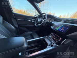 Black Audi E-Tron 2022 in Riga, with an engine capacity of 0.00 L and mileage of 37 thousand km for 33990 €, photo 6 on AUTOMOTO.COM.LV