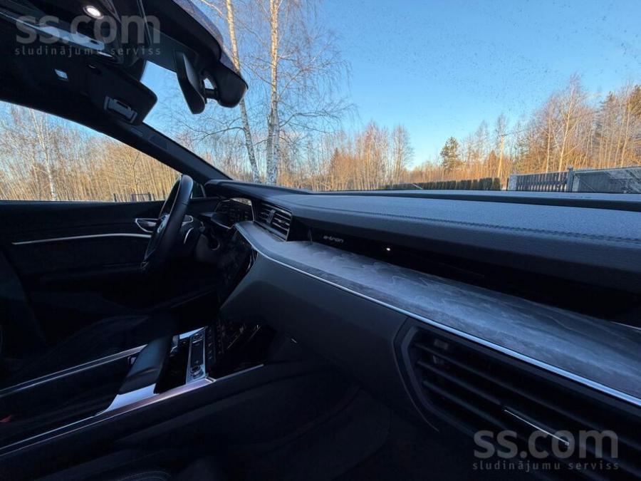 Black Audi E-Tron 2022 in Riga, with an engine capacity of 0.00 L and mileage of 37 thousand km for 33990 €, photo 7 on AUTOMOTO.COM.LV