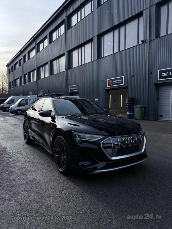 Melns Audi E-Tron 2022 Tallina, ar dzinēja tilpumu 0.00 L un nobraukumu 155 tūkst. km par 28900 €, foto 1 vietnē AUTOMOTO.COM.LV