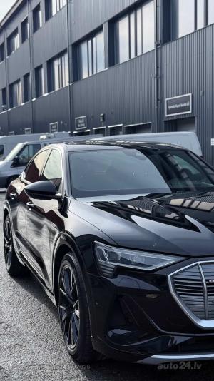 Melns Audi E-Tron 2022 Tallina, ar dzinēja tilpumu 0.00 L un nobraukumu 155 tūkst. km par 28900 €, foto 3 vietnē AUTOMOTO.COM.LV