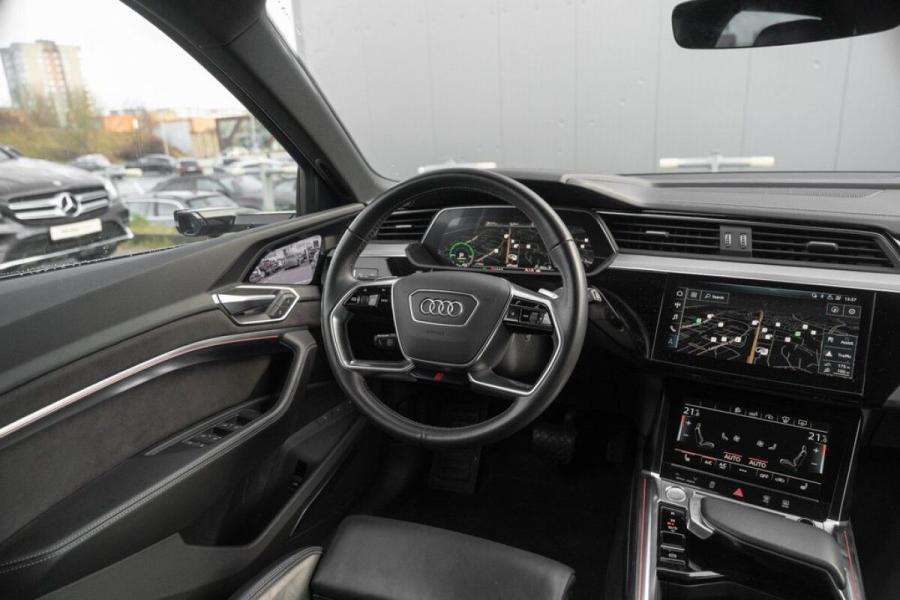 Black Audi E-Tron 2019 in Vilnius, with an engine capacity of 0.00 L and mileage of 101 thousand km for 29150 €, photo 19 on AUTOMOTO.COM.LV