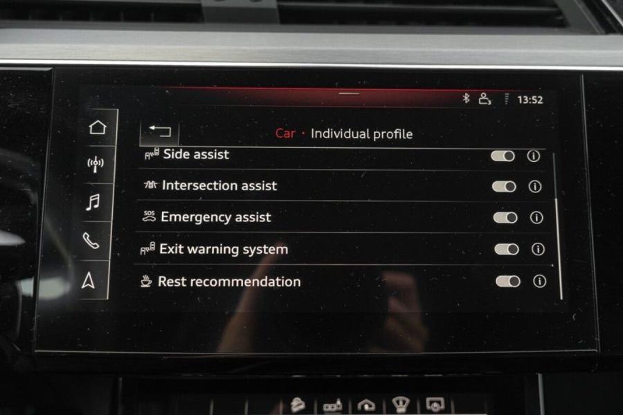 Black Audi E-Tron 2019 in Vilnius, with an engine capacity of 0.00 L and mileage of 101 thousand km for 29150 €, photo 29 on AUTOMOTO.COM.LV
