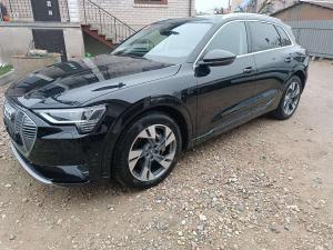 Black Audi E-Tron 2019 in Vilkaviskis, with an engine capacity of 0.00 L and mileage of 72 thousand km for 14800 €, photo 3 on AUTOMOTO.COM.LV