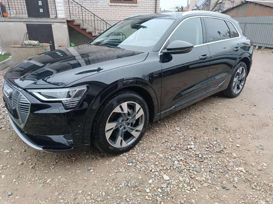 Black Audi E-Tron 2019 in Vilkaviskis, with an engine capacity of 0.00 L and mileage of 72 thousand km for 14800 €, photo 3 on AUTOMOTO.COM.LV