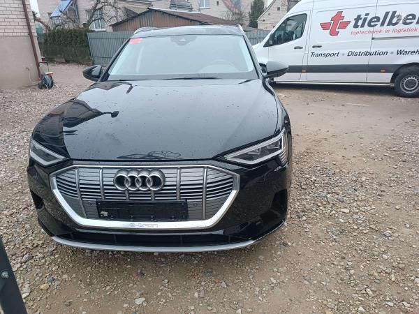 Black Audi E-Tron 2019 in Vilkaviskis, with an engine capacity of 0.00 L and mileage of 72 thousand km for 14800 €, photo 4 on AUTOMOTO.COM.LV
