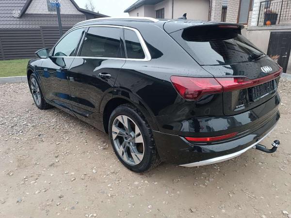 Black Audi E-Tron 2019 in Vilkaviskis, with an engine capacity of 0.00 L and mileage of 72 thousand km for 14800 €, photo 5 on AUTOMOTO.COM.LV