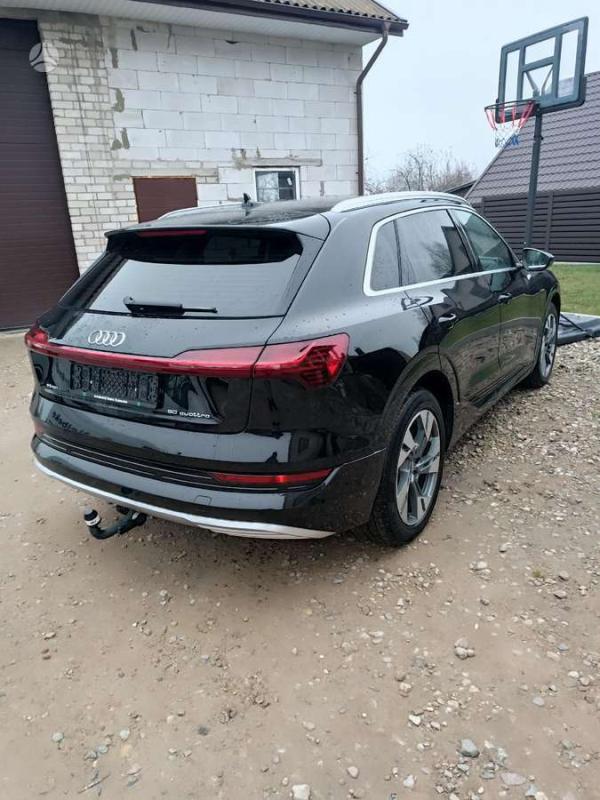 Black Audi E-Tron 2019 in Vilkaviskis, with an engine capacity of 0.00 L and mileage of 72 thousand km for 14800 €, photo 6 on AUTOMOTO.COM.LV