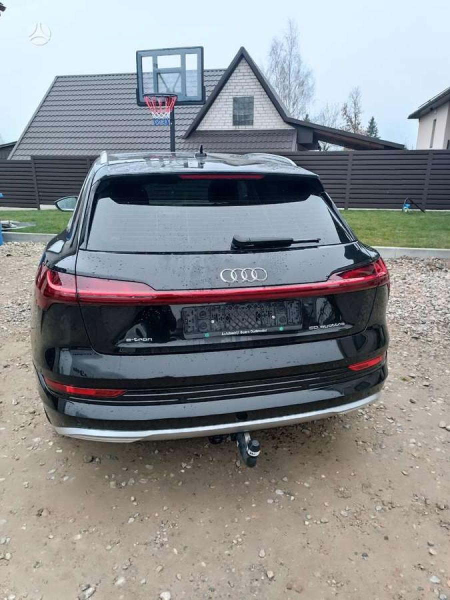 Black Audi E-Tron 2019 in Vilkaviskis, with an engine capacity of 0.00 L and mileage of 72 thousand km for 14800 €, photo 7 on AUTOMOTO.COM.LV