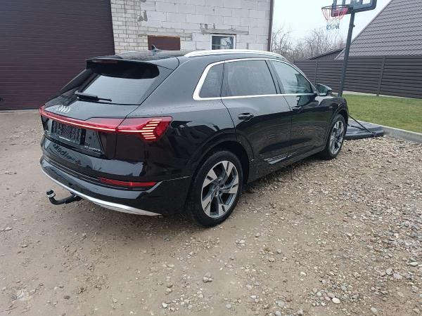 Black Audi E-Tron 2019 in Vilkaviskis, with an engine capacity of 0.00 L and mileage of 72 thousand km for 14800 €, photo 8 on AUTOMOTO.COM.LV