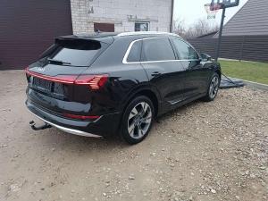 Black Audi E-Tron 2019 in Vilkaviskis, with an engine capacity of 0.00 L and mileage of 72 thousand km for 14800 €, photo 8 on AUTOMOTO.COM.LV