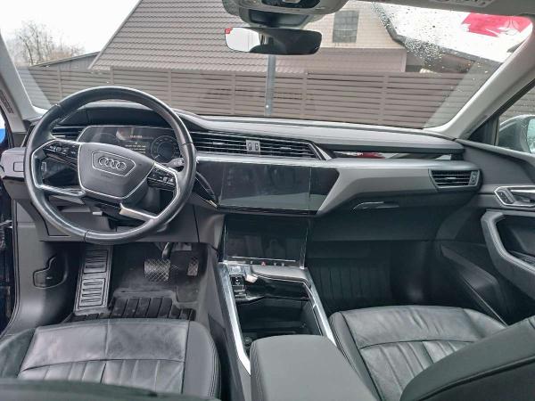 Black Audi E-Tron 2019 in Vilkaviskis, with an engine capacity of 0.00 L and mileage of 72 thousand km for 14800 €, photo 10 on AUTOMOTO.COM.LV