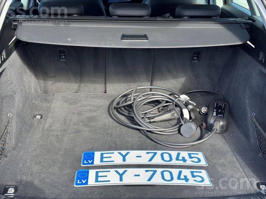 Black Audi E-Tron 2019 in Riga, with an engine capacity of 0.00 L and mileage of 167 thousand km for 19950 €, photo 11 on AUTOMOTO.COM.LV