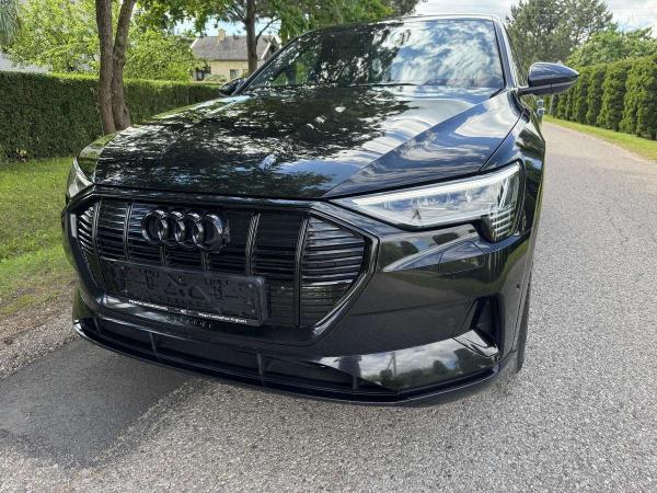 Черный Ауди E-Tron 2019 в Алитус, объемом двигателя 0.00 л и пробегом 244 тыс. км за 21999 €, фото 3 на AUTOMOTO.COM.LV