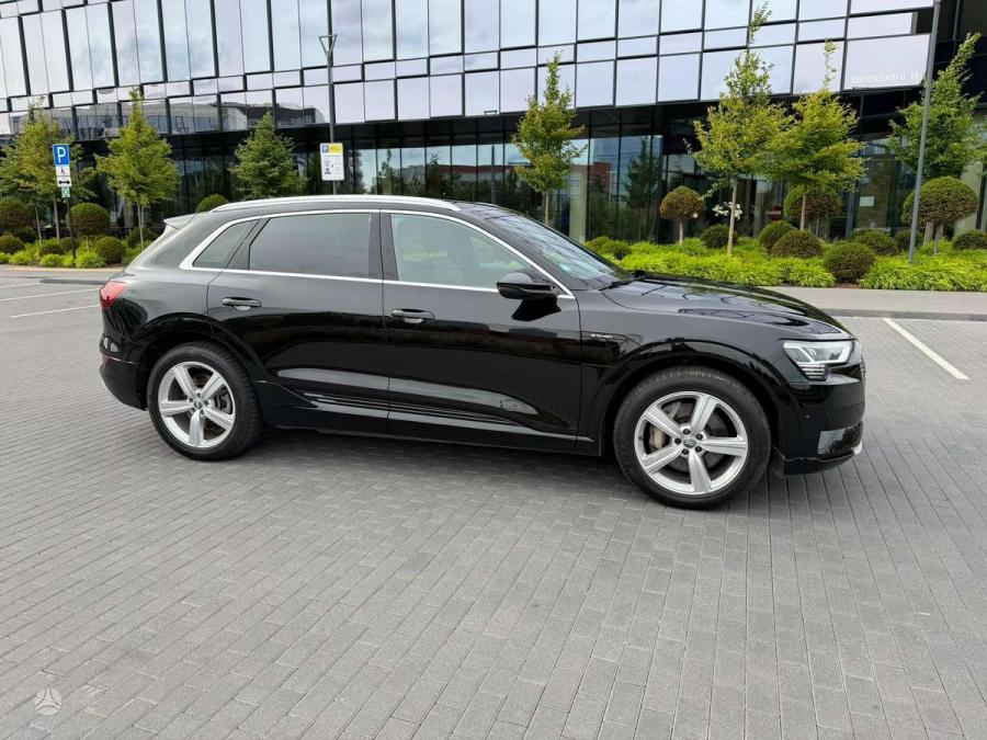 Black Audi E-Tron 2019 in Salcininkai, with an engine capacity of 0.00 L and mileage of 170 thousand km for 22800 €, photo 7 on AUTOMOTO.COM.LV
