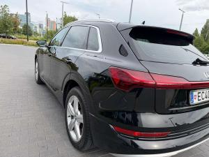 Black Audi E-Tron 2019 in Salcininkai, with an engine capacity of 0.00 L and mileage of 170 thousand km for 22800 €, photo 9 on AUTOMOTO.COM.LV