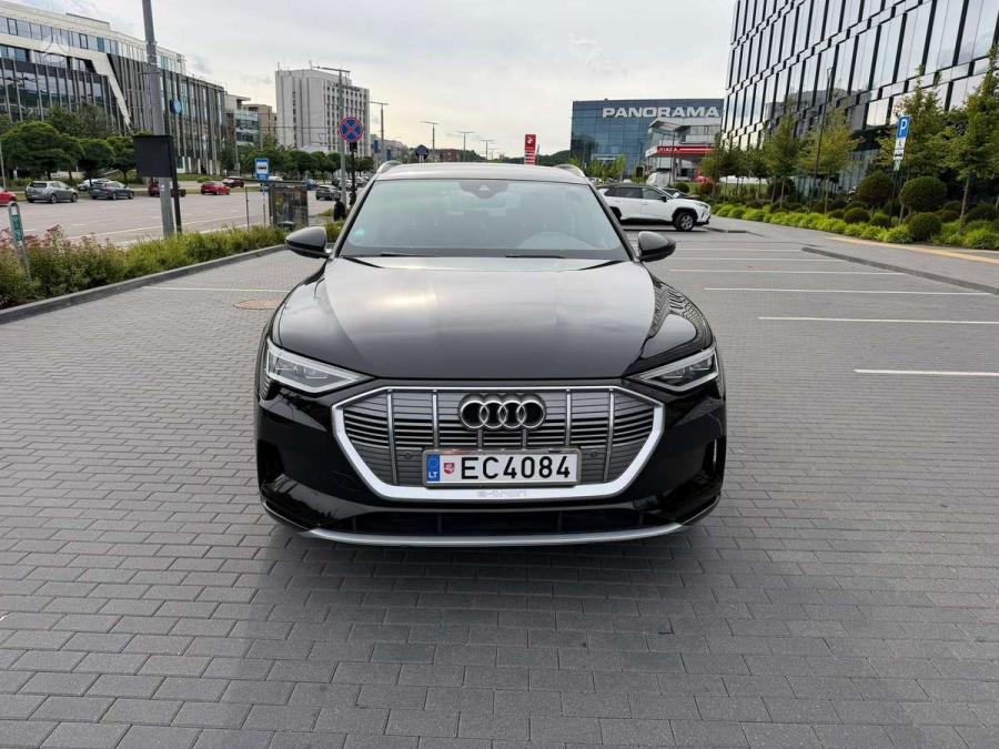 Black Audi E-Tron 2019 in Salcininkai, with an engine capacity of 0.00 L and mileage of 170 thousand km for 22800 €, photo 12 on AUTOMOTO.COM.LV