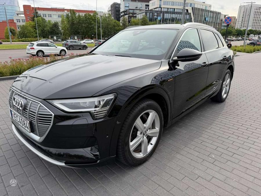 Black Audi E-Tron 2019 in Salcininkai, with an engine capacity of 0.00 L and mileage of 170 thousand km for 22800 €, photo 14 on AUTOMOTO.COM.LV