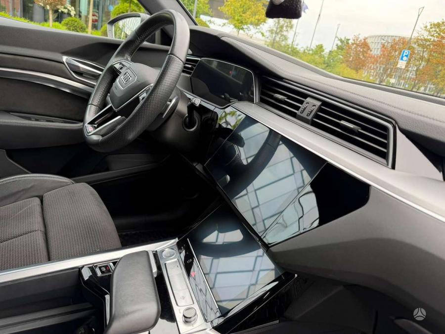 Black Audi E-Tron 2019 in Salcininkai, with an engine capacity of 0.00 L and mileage of 170 thousand km for 22800 €, photo 19 on AUTOMOTO.COM.LV