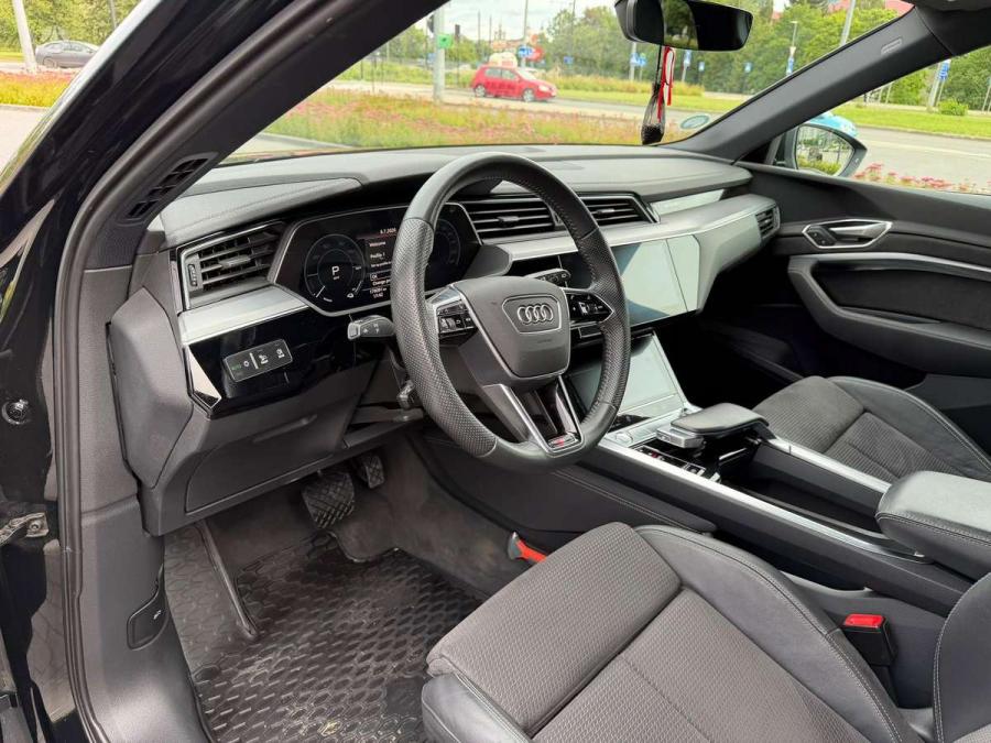 Black Audi E-Tron 2019 in Salcininkai, with an engine capacity of 0.00 L and mileage of 170 thousand km for 22800 €, photo 20 on AUTOMOTO.COM.LV