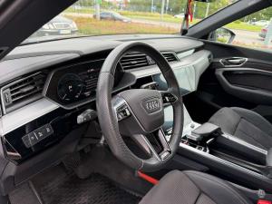 Black Audi E-Tron 2019 in Salcininkai, with an engine capacity of 0.00 L and mileage of 170 thousand km for 22800 €, photo 21 on AUTOMOTO.COM.LV