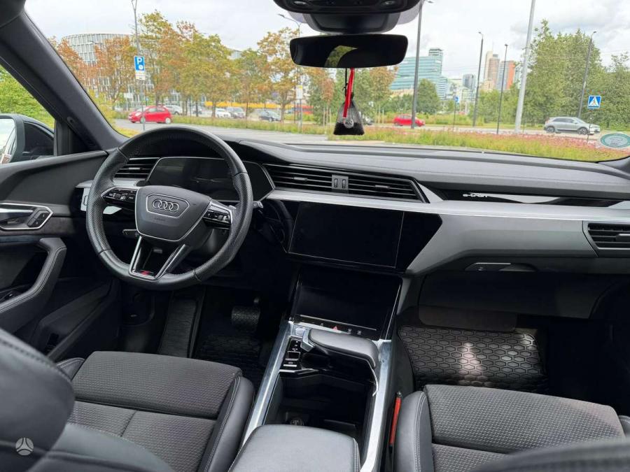 Black Audi E-Tron 2019 in Salcininkai, with an engine capacity of 0.00 L and mileage of 170 thousand km for 22800 €, photo 22 on AUTOMOTO.COM.LV