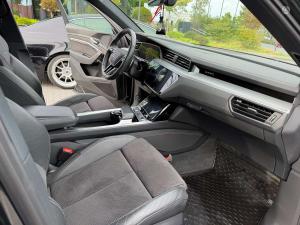 Black Audi E-Tron 2019 in Salcininkai, with an engine capacity of 0.00 L and mileage of 170 thousand km for 22800 €, photo 24 on AUTOMOTO.COM.LV