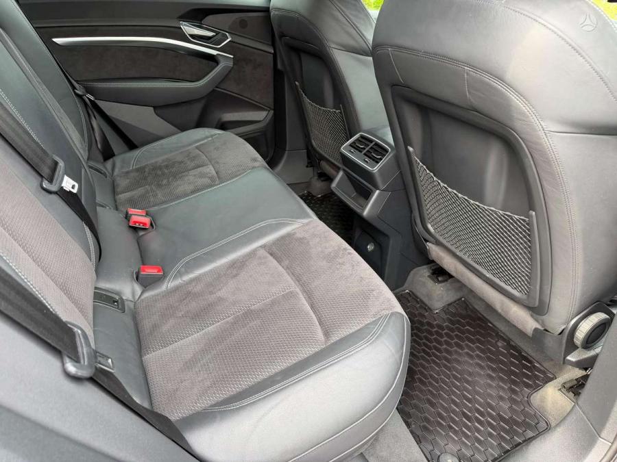 Black Audi E-Tron 2019 in Salcininkai, with an engine capacity of 0.00 L and mileage of 170 thousand km for 22800 €, photo 26 on AUTOMOTO.COM.LV
