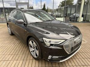 Black Audi E-Tron 2019 in Kaunas, with an engine capacity of 0.00 L and mileage of 185 thousand km for 21500 €, photo 4 on AUTOMOTO.COM.LV