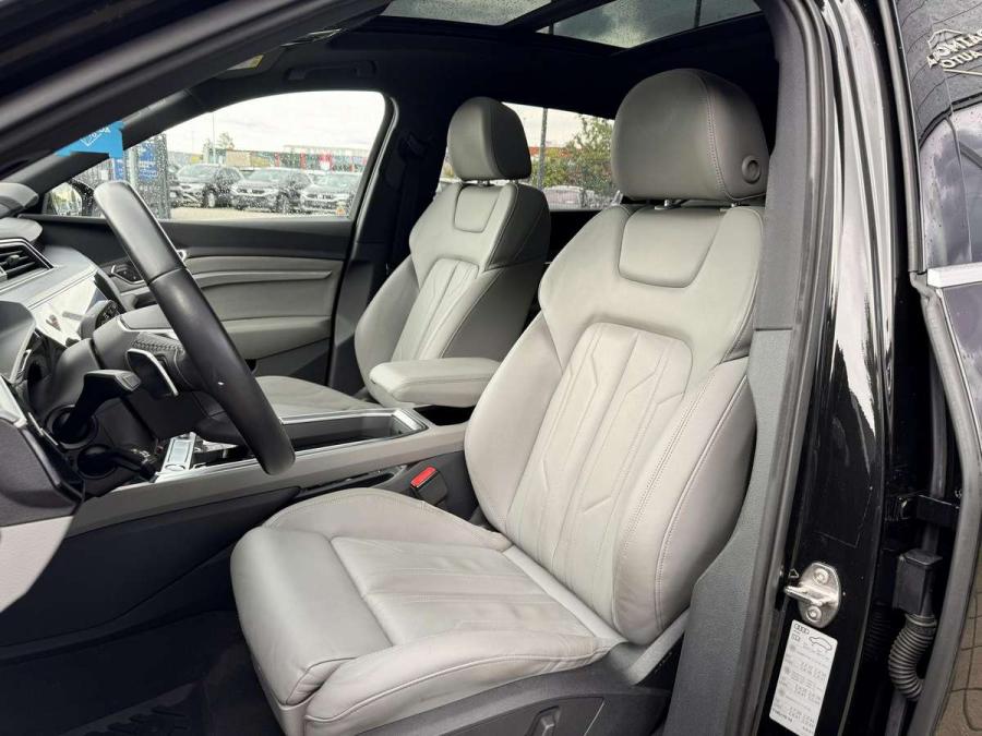 Black Audi E-Tron 2019 in Kaunas, with an engine capacity of 0.00 L and mileage of 185 thousand km for 21500 €, photo 10 on AUTOMOTO.COM.LV