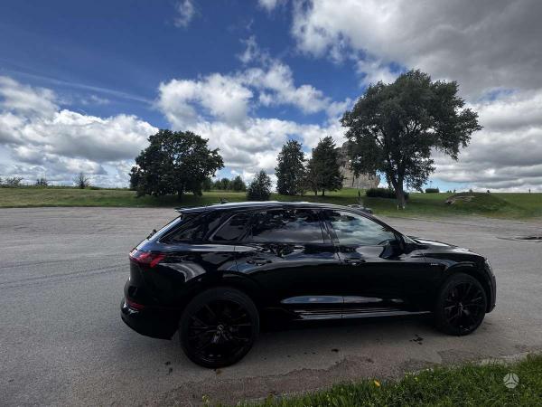 Black Audi E-Tron 2019 in Kaunas, with an engine capacity of 0.00 L and mileage of 246 thousand km for 22999 €, photo 6 on AUTOMOTO.COM.LV