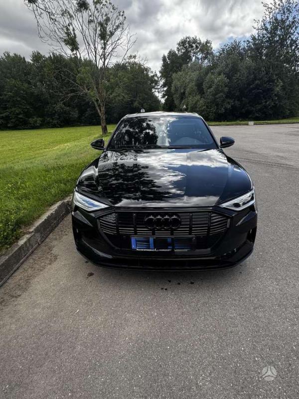 Black Audi E-Tron 2019 in Kaunas, with an engine capacity of 0.00 L and mileage of 246 thousand km for 22999 €, photo 10 on AUTOMOTO.COM.LV
