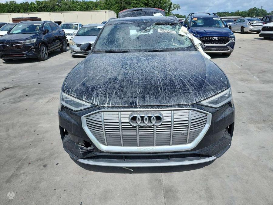 Black Audi E-Tron 2019 in Vilnius, with an engine capacity of 0.00 L and mileage of 130 thousand km for 14400 €, photo 3 on AUTOMOTO.COM.LV