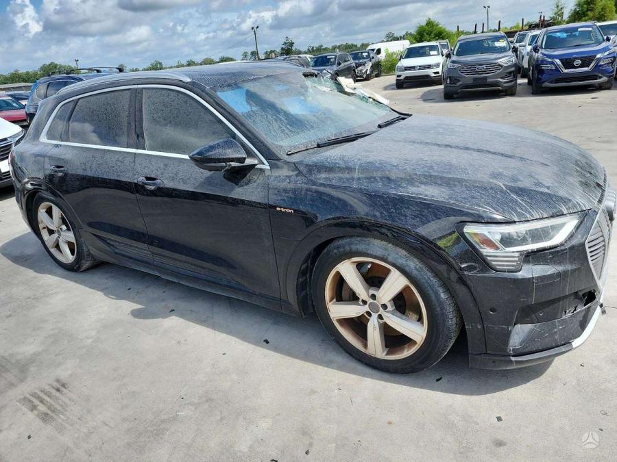 Black Audi E-Tron 2019 in Vilnius, with an engine capacity of 0.00 L and mileage of 130 thousand km for 14400 €, photo 4 on AUTOMOTO.COM.LV