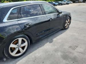 Black Audi E-Tron 2019 in Vilnius, with an engine capacity of 0.00 L and mileage of 130 thousand km for 14400 €, photo 6 on AUTOMOTO.COM.LV