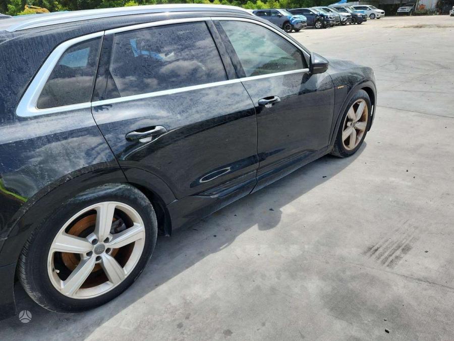 Black Audi E-Tron 2019 in Vilnius, with an engine capacity of 0.00 L and mileage of 130 thousand km for 14400 €, photo 6 on AUTOMOTO.COM.LV
