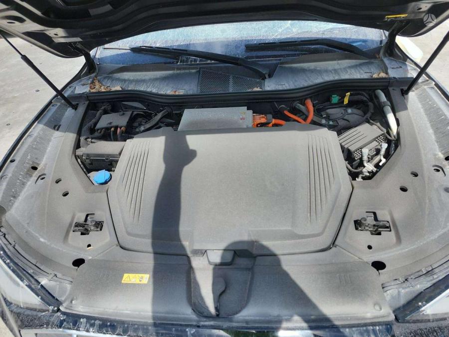 Black Audi E-Tron 2019 in Vilnius, with an engine capacity of 0.00 L and mileage of 130 thousand km for 14400 €, photo 9 on AUTOMOTO.COM.LV