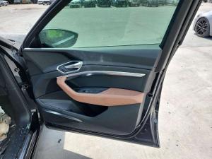 Black Audi E-Tron 2019 in Vilnius, with an engine capacity of 0.00 L and mileage of 130 thousand km for 14400 €, photo 21 on AUTOMOTO.COM.LV