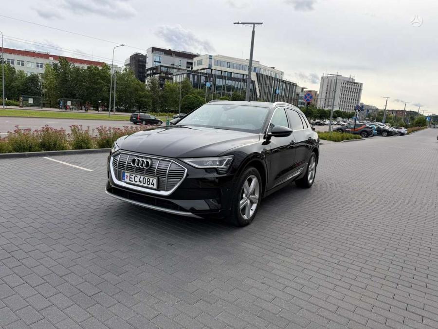 Black Audi E-Tron 2019 in Vilnius, with an engine capacity of 0.00 L and mileage of 170 thousand km for 21800 €, photo 3 on AUTOMOTO.COM.LV