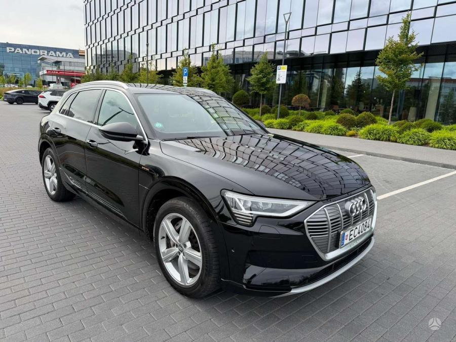 Black Audi E-Tron 2019 in Vilnius, with an engine capacity of 0.00 L and mileage of 170 thousand km for 21800 €, photo 4 on AUTOMOTO.COM.LV