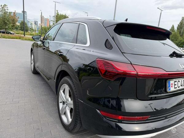 Black Audi E-Tron 2019 in Vilnius, with an engine capacity of 0.00 L and mileage of 170 thousand km for 21800 €, photo 4 on AUTOMOTO.COM.LV