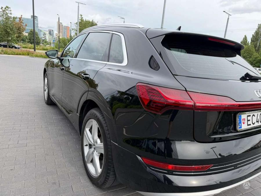 Black Audi E-Tron 2019 in Vilnius, with an engine capacity of 0.00 L and mileage of 170 thousand km for 21800 €, photo 5 on AUTOMOTO.COM.LV