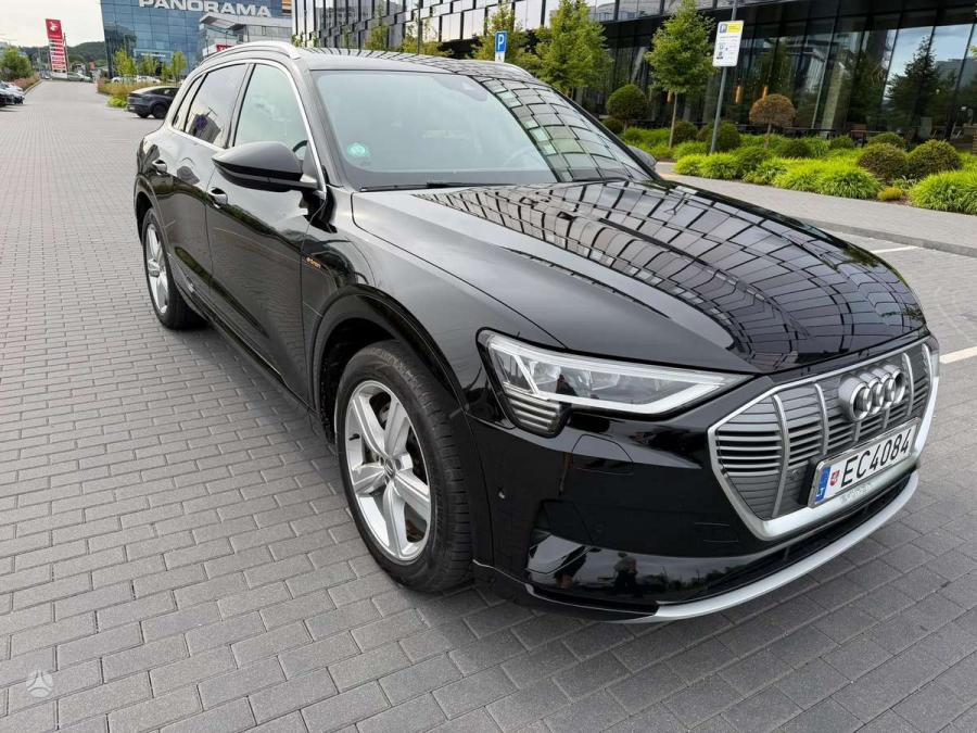 Black Audi E-Tron 2019 in Vilnius, with an engine capacity of 0.00 L and mileage of 170 thousand km for 21800 €, photo 6 on AUTOMOTO.COM.LV