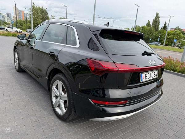 Black Audi E-Tron 2019 in Vilnius, with an engine capacity of 0.00 L and mileage of 170 thousand km for 21800 €, photo 7 on AUTOMOTO.COM.LV