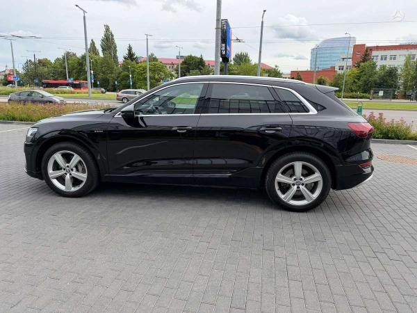 Black Audi E-Tron 2019 in Vilnius, with an engine capacity of 0.00 L and mileage of 170 thousand km for 21800 €, photo 8 on AUTOMOTO.COM.LV