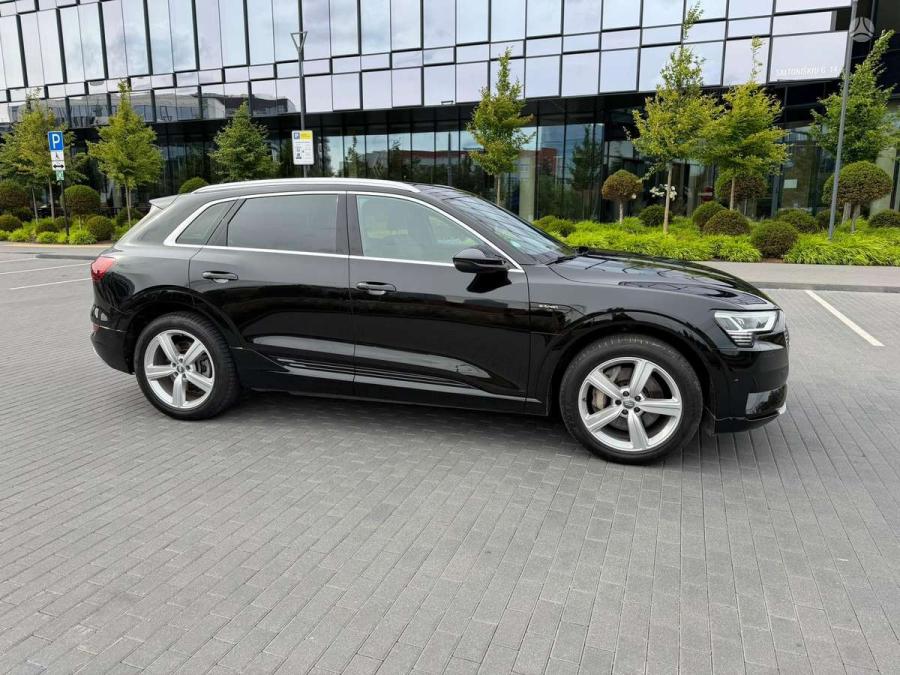 Black Audi E-Tron 2019 in Vilnius, with an engine capacity of 0.00 L and mileage of 170 thousand km for 21800 €, photo 10 on AUTOMOTO.COM.LV